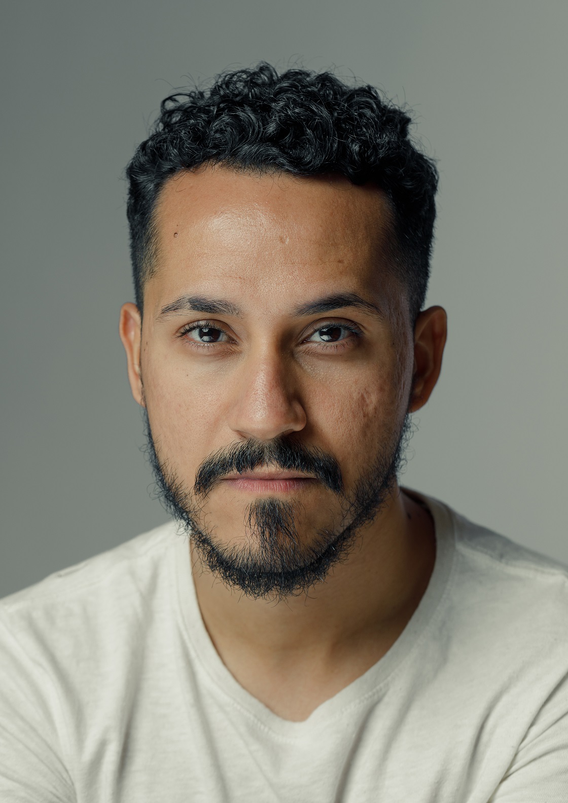 “Folha de Rosto”, de Leonardo Simões, explora identidade, racialidade e relacionamentos em ...